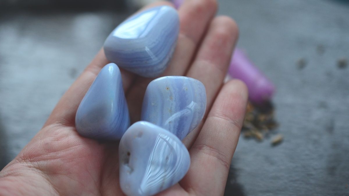 Calcédoine : la pierre des chanteurs et des grands timides